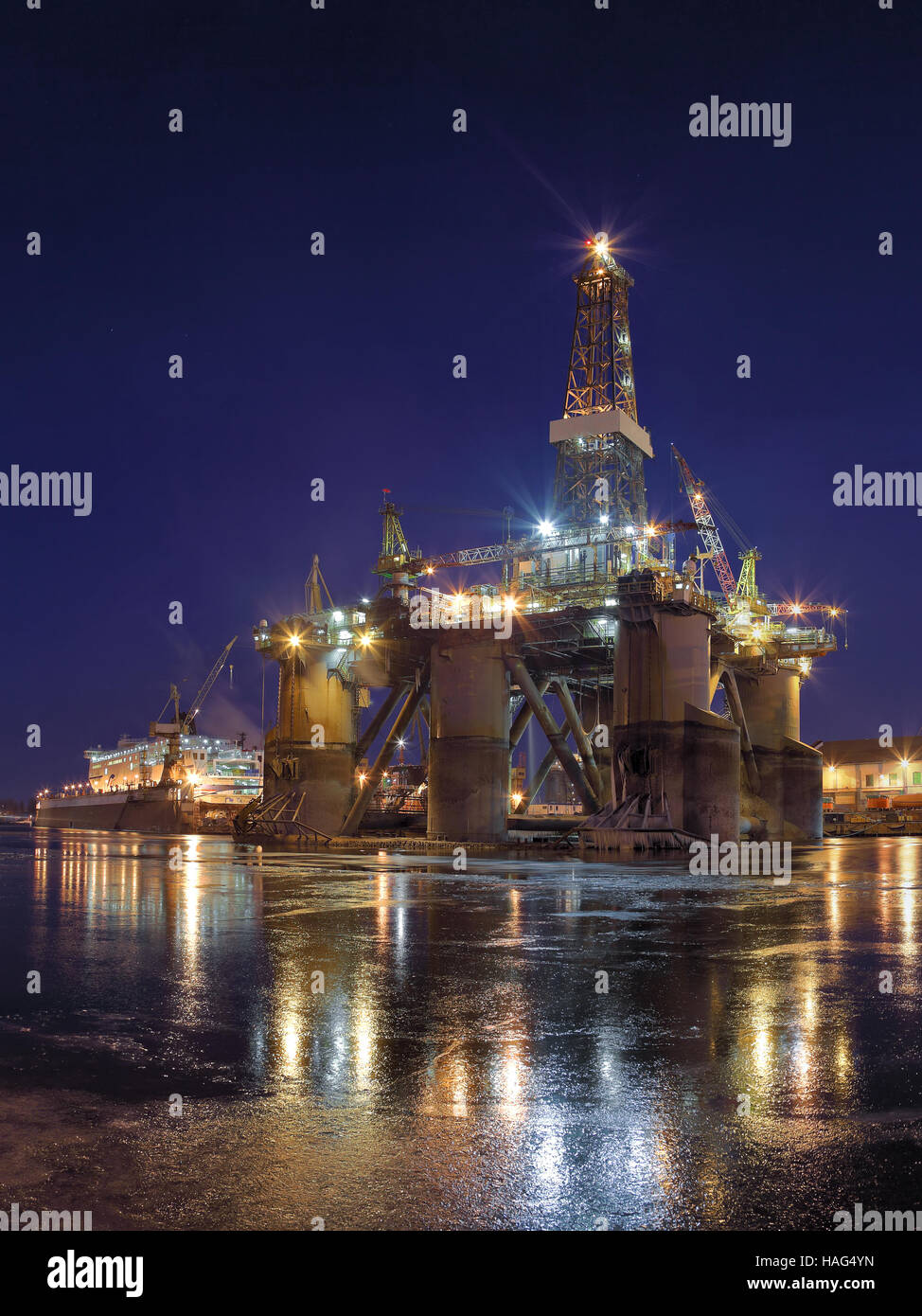 Oil rig construction yard hi-res stock photography and images - Alamy
