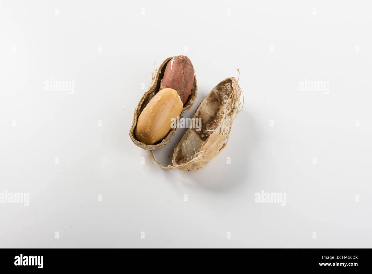 Peanuts with skins hi-res stock photography and images - Alamy