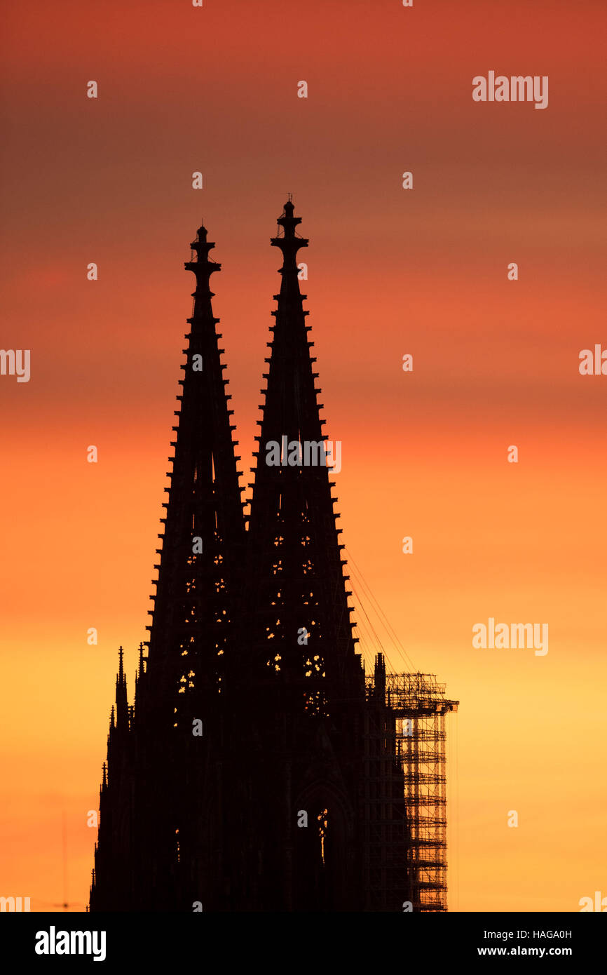 Cologne, Germany. 30th Nov, 2016. The double steeples of the Cologne ...