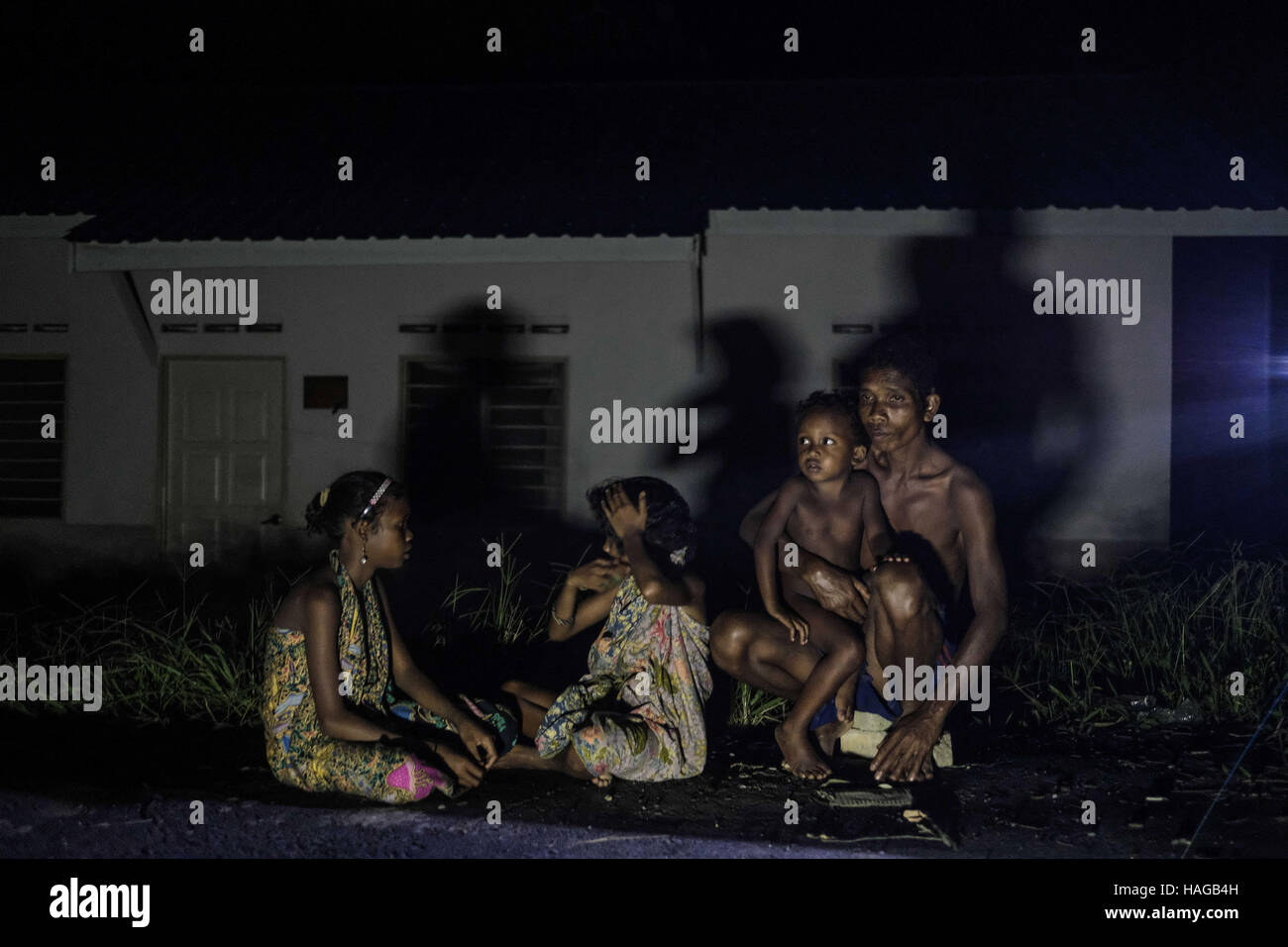 Gua Musang, Kelantan, Malaysia. 22nd Nov, 2016. A family from the Bateq ...