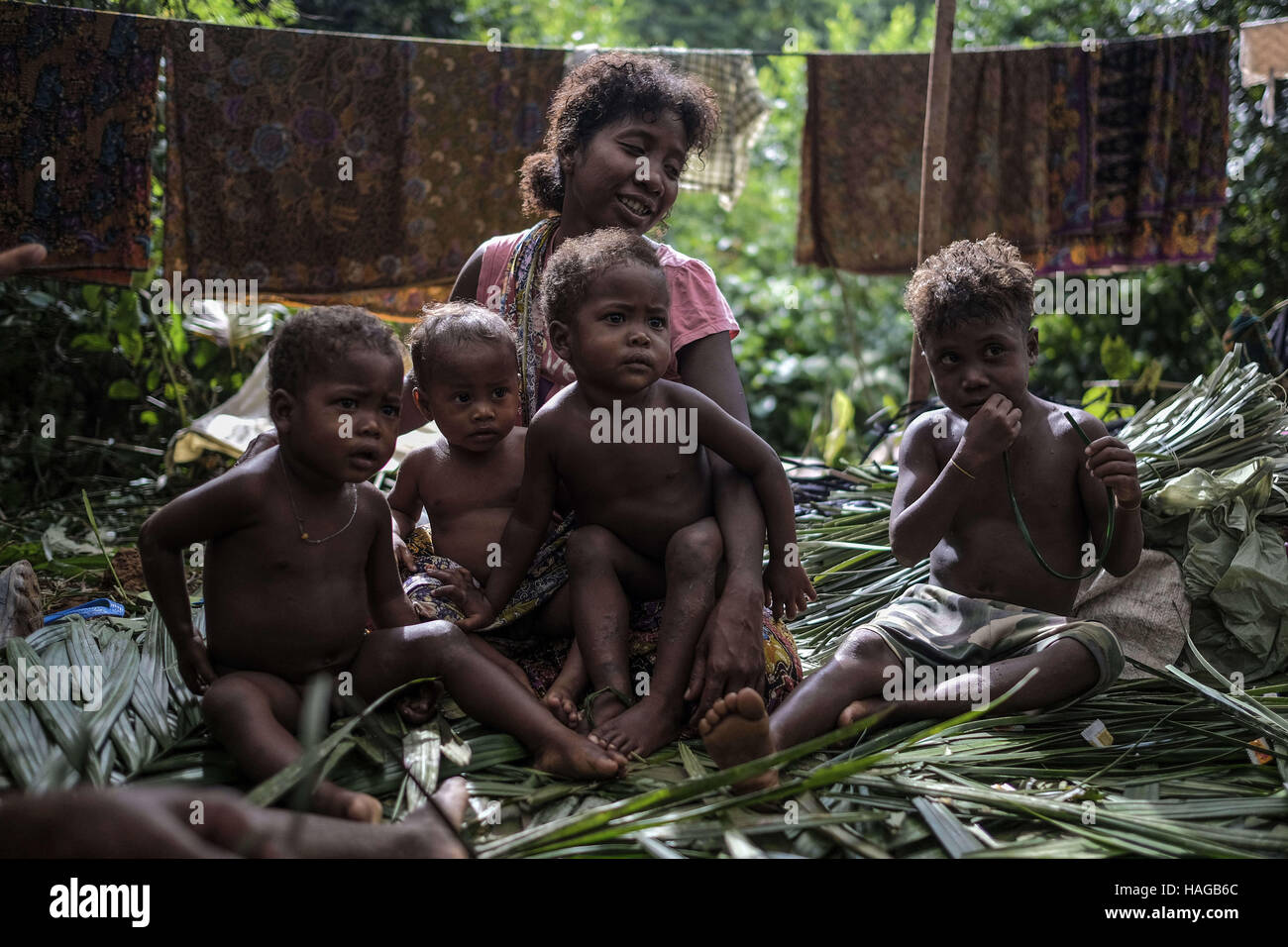 Gua Musang, Kelantan, Malaysia. 22nd Nov, 2016. A woman from the Bateq ...