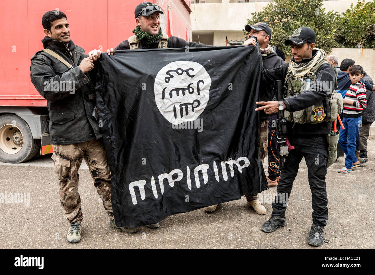 Mosul, Ninewa Province, Iraq. 30th Nov, 2016. A group of Iraqi army ...