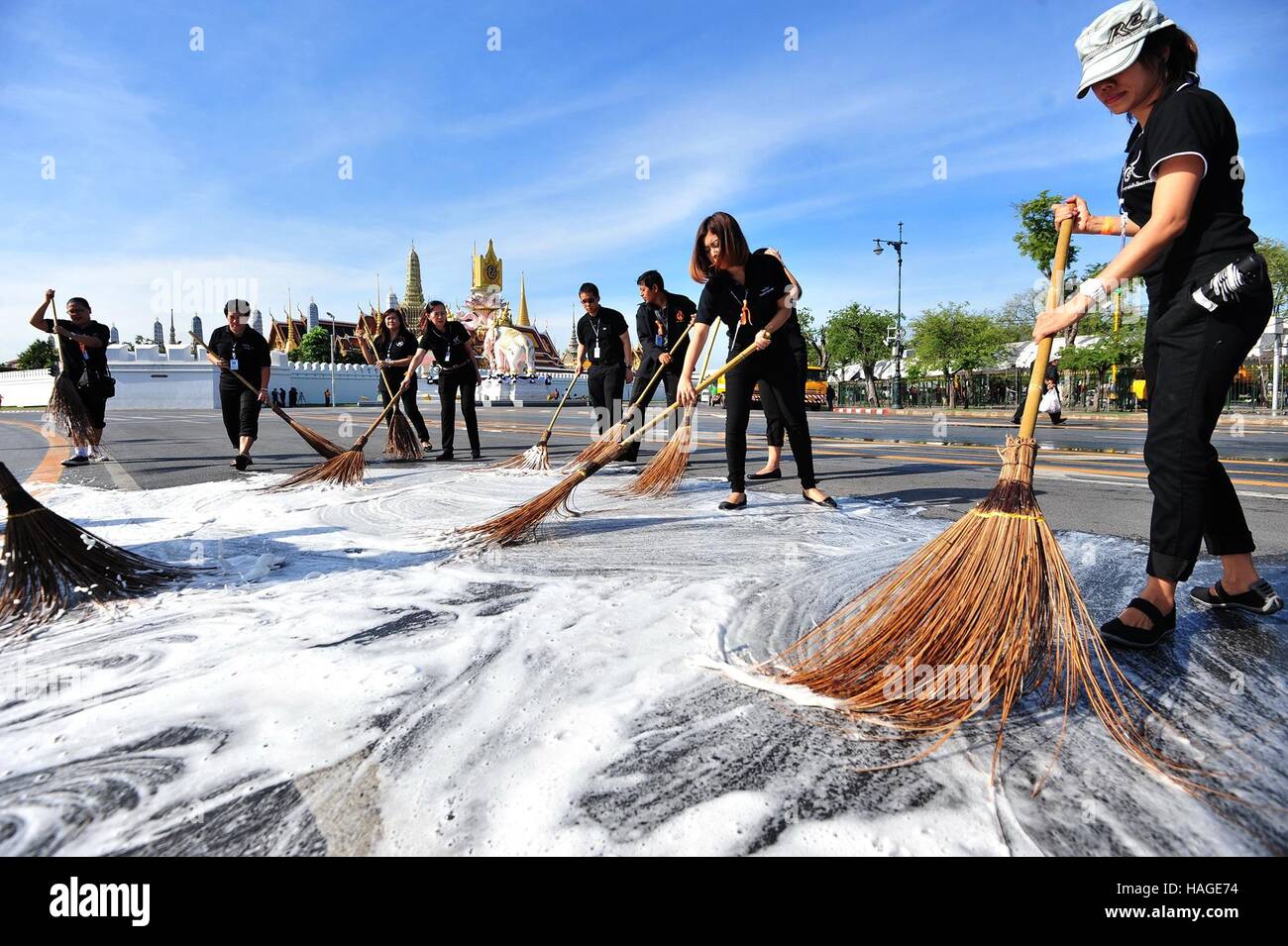 Bangkok, Thailand. 1st Dec, 2016. Sanitary workers and volunteers take ...
