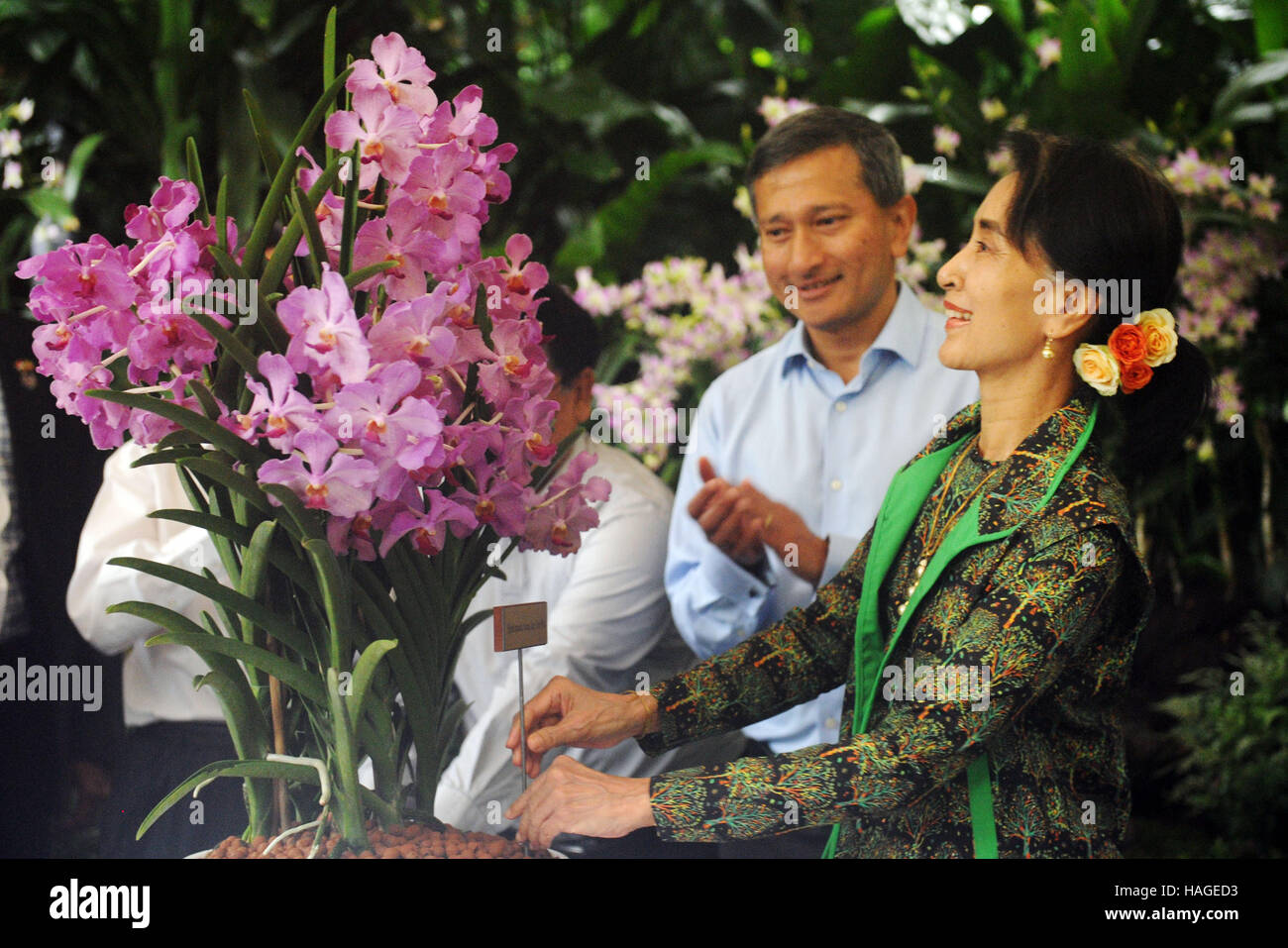 Singapore. 1st Dec, 2016. Myanmar State Counselor Aung San Suu Kyi (R ...