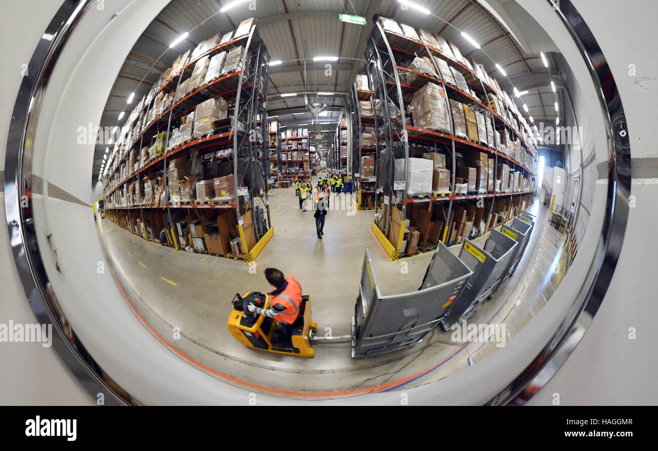 Amazon warehouse workers hi-res stock photography and images - Alamy