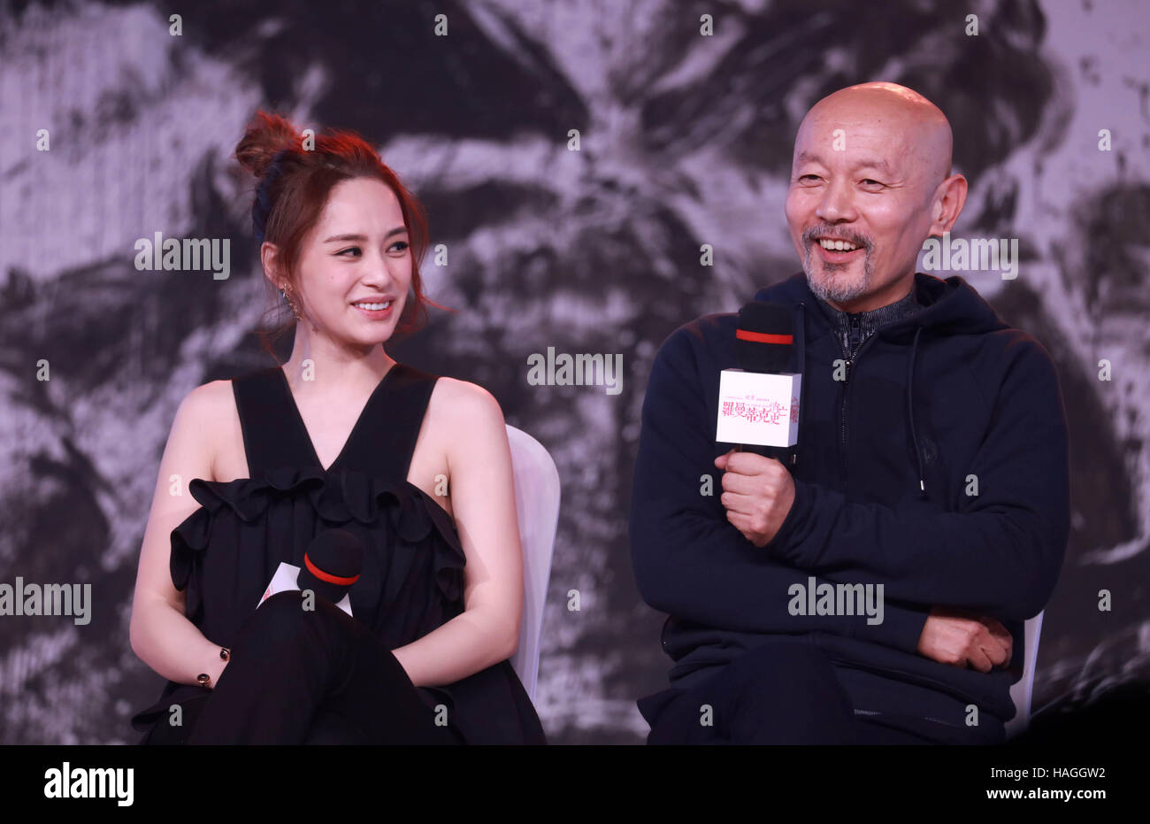 Beijing, China. 1st Dec, 2016. Actor Ge You (R) and actress Gillian ...