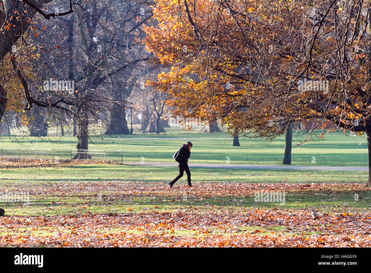 Londoners walk through london hi-res stock photography and images - Alamy