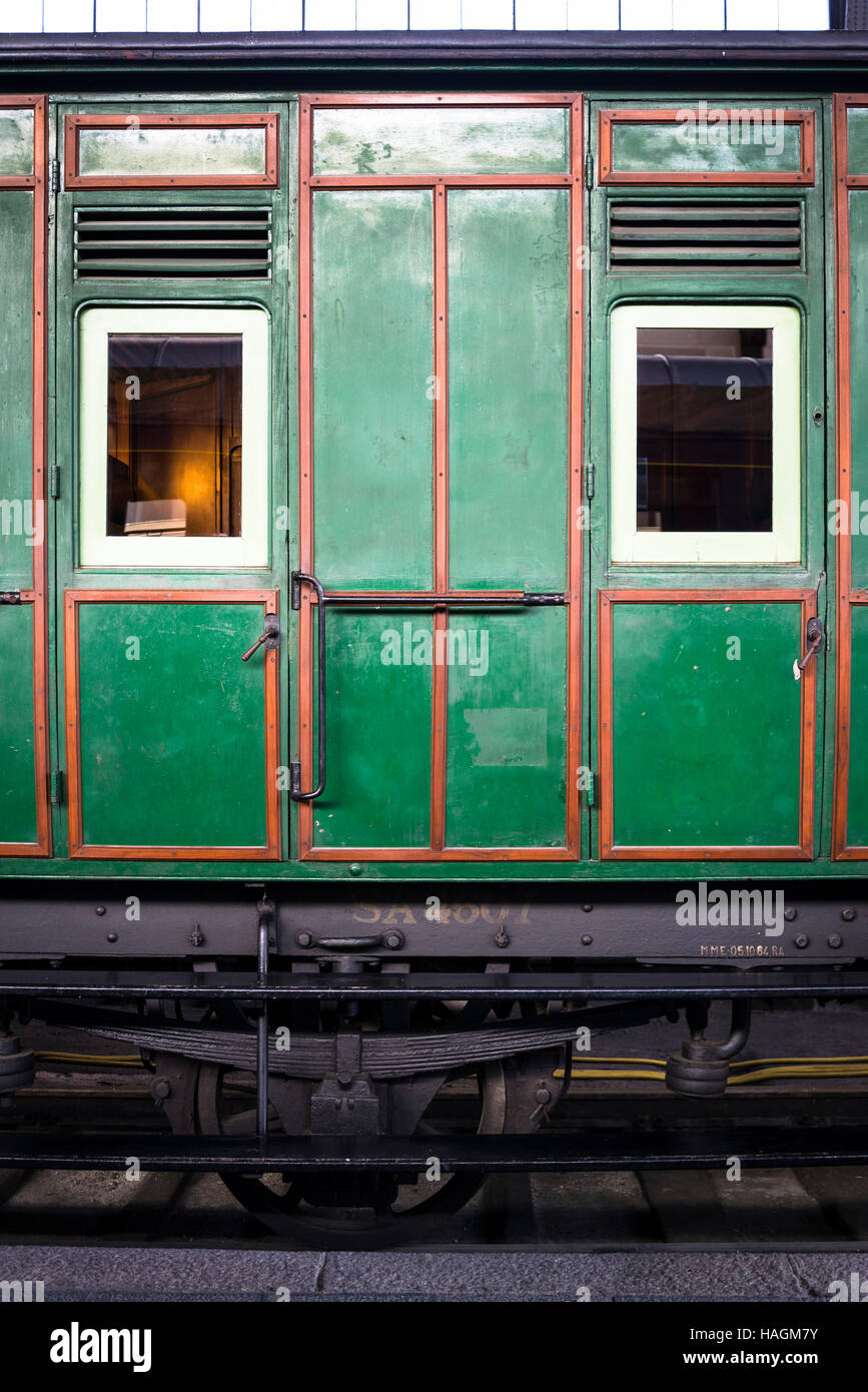 Train coach side view hi-res stock photography and images - Alamy