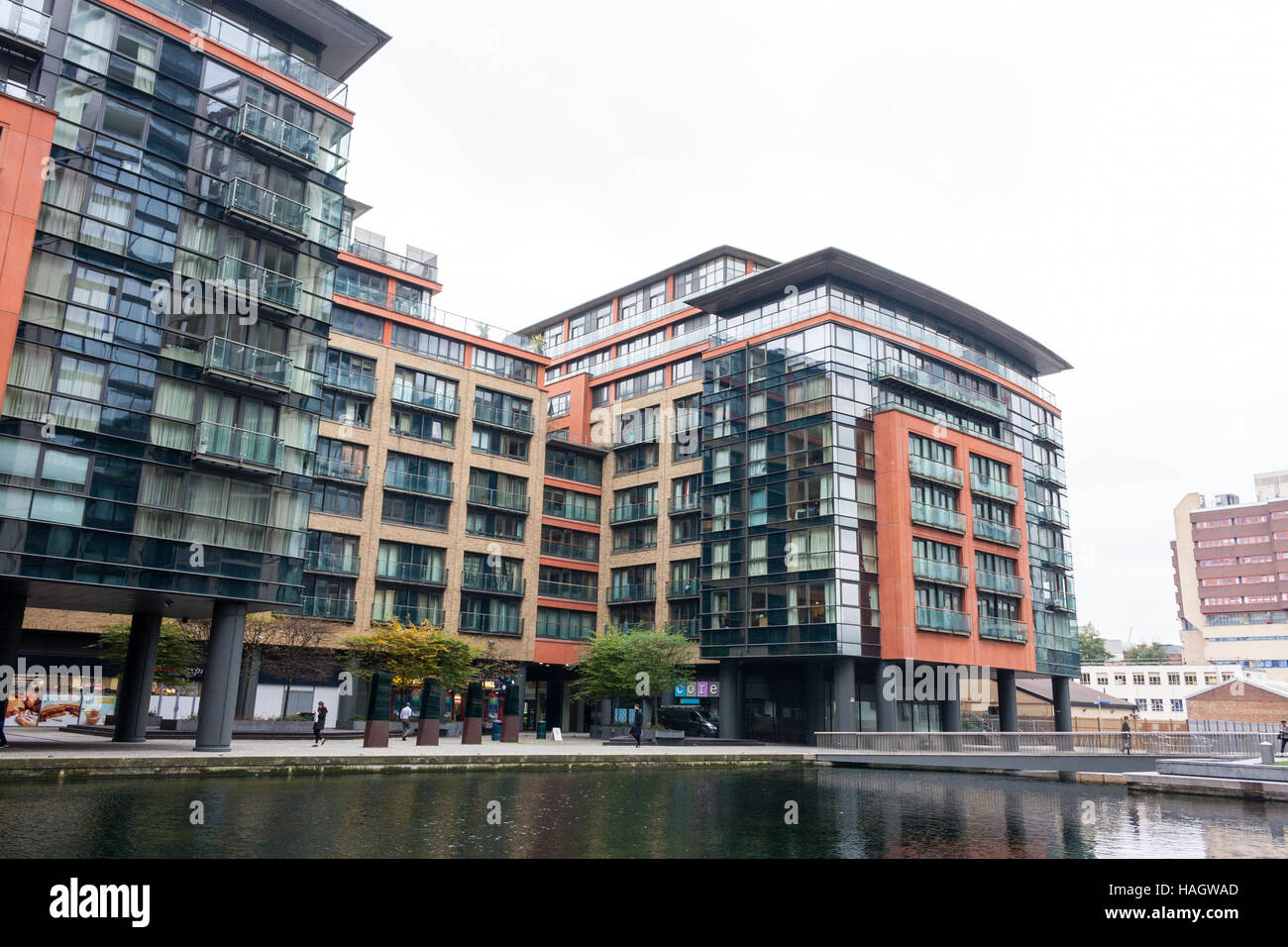 Modern flats uk exterior hi-res stock photography and images - Alamy