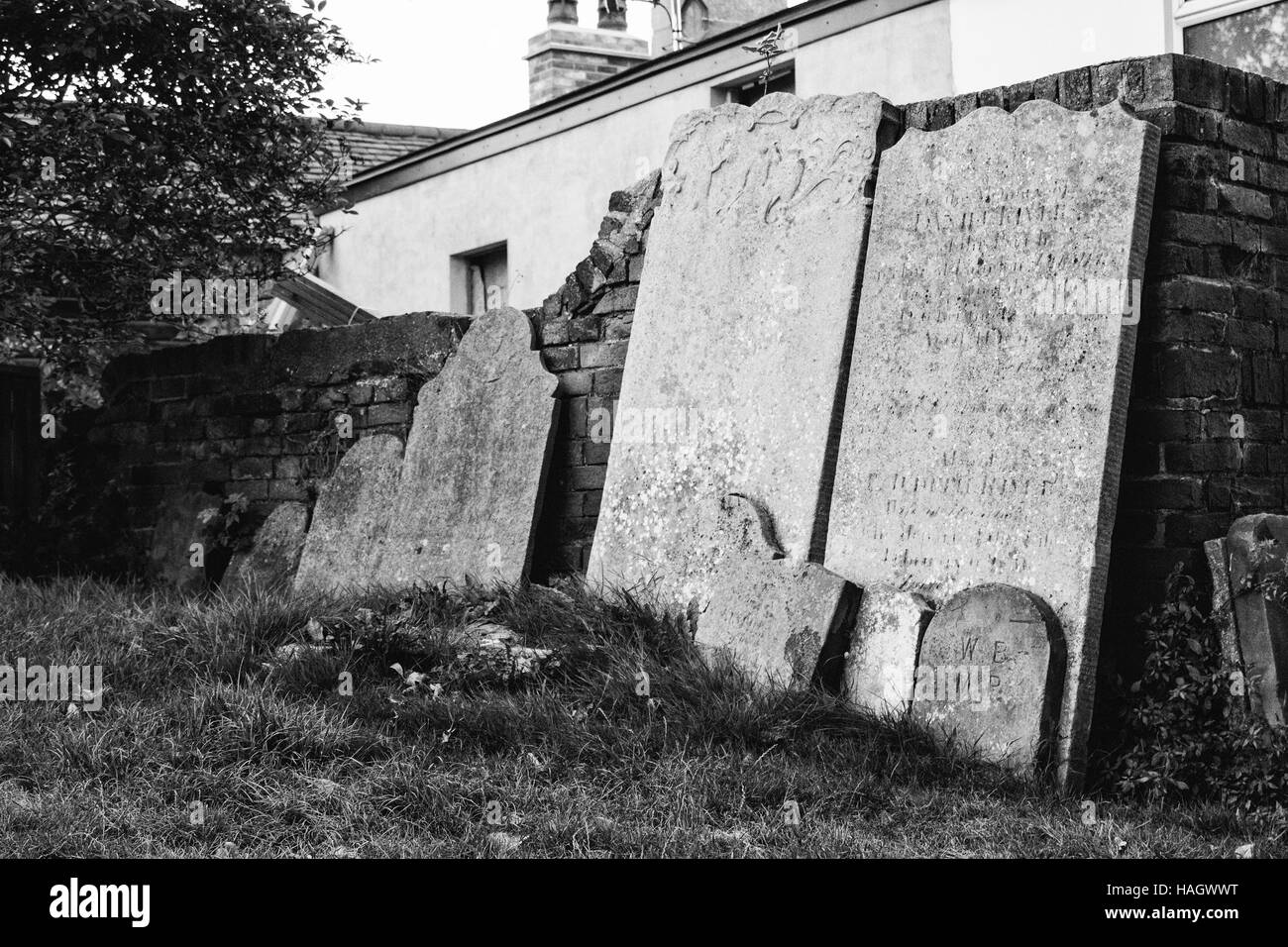 Old leaning gravestone hi-res stock photography and images - Alamy
