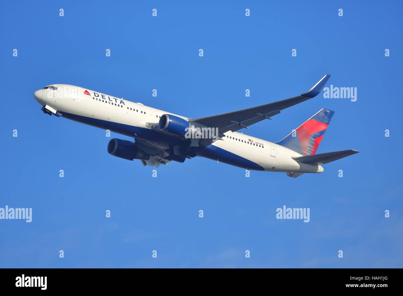 Delta air lines boeing 767 300 hi-res stock photography and images - Alamy