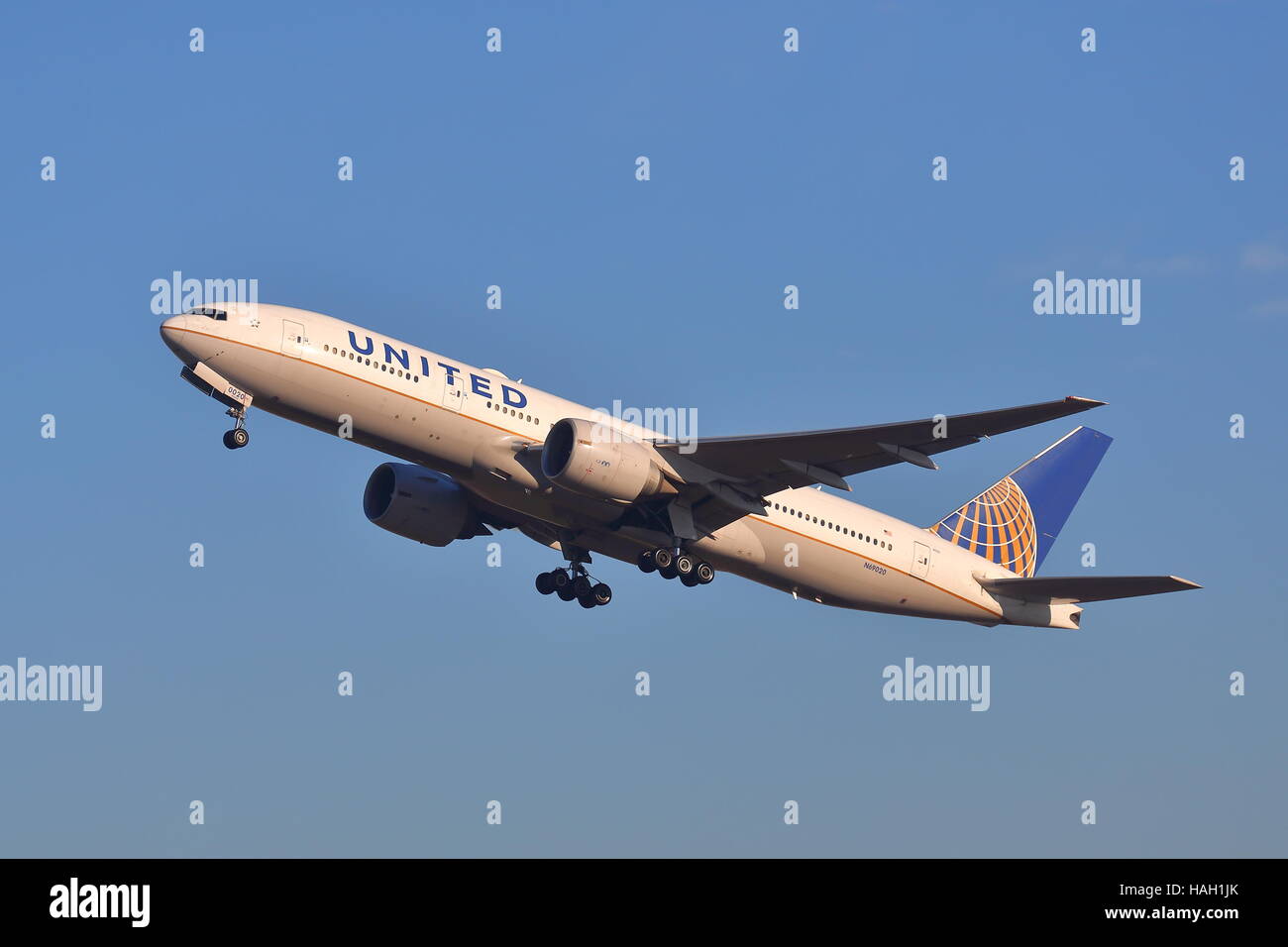 United Airlines Boeing 777-200 N69020 departing from London Heathrow ...