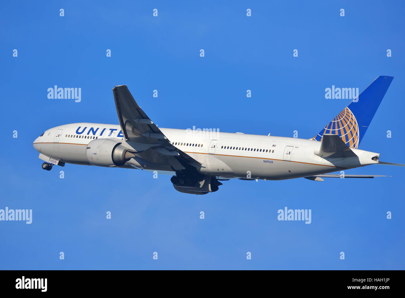 United Airlines Boeing 777-200 N69020 departing from London Heathrow ...