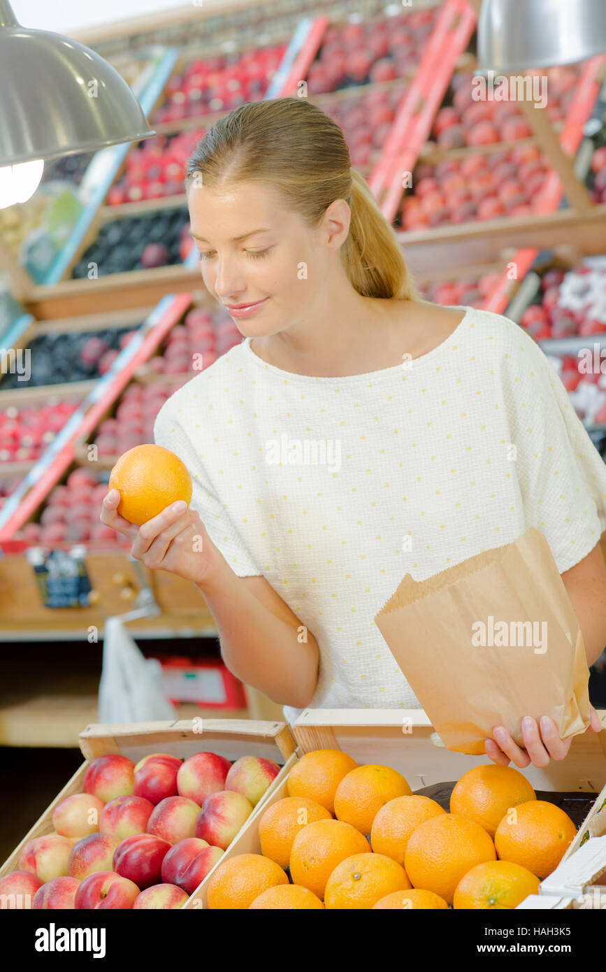Woman buying some oranges Stock Photo - Alamy