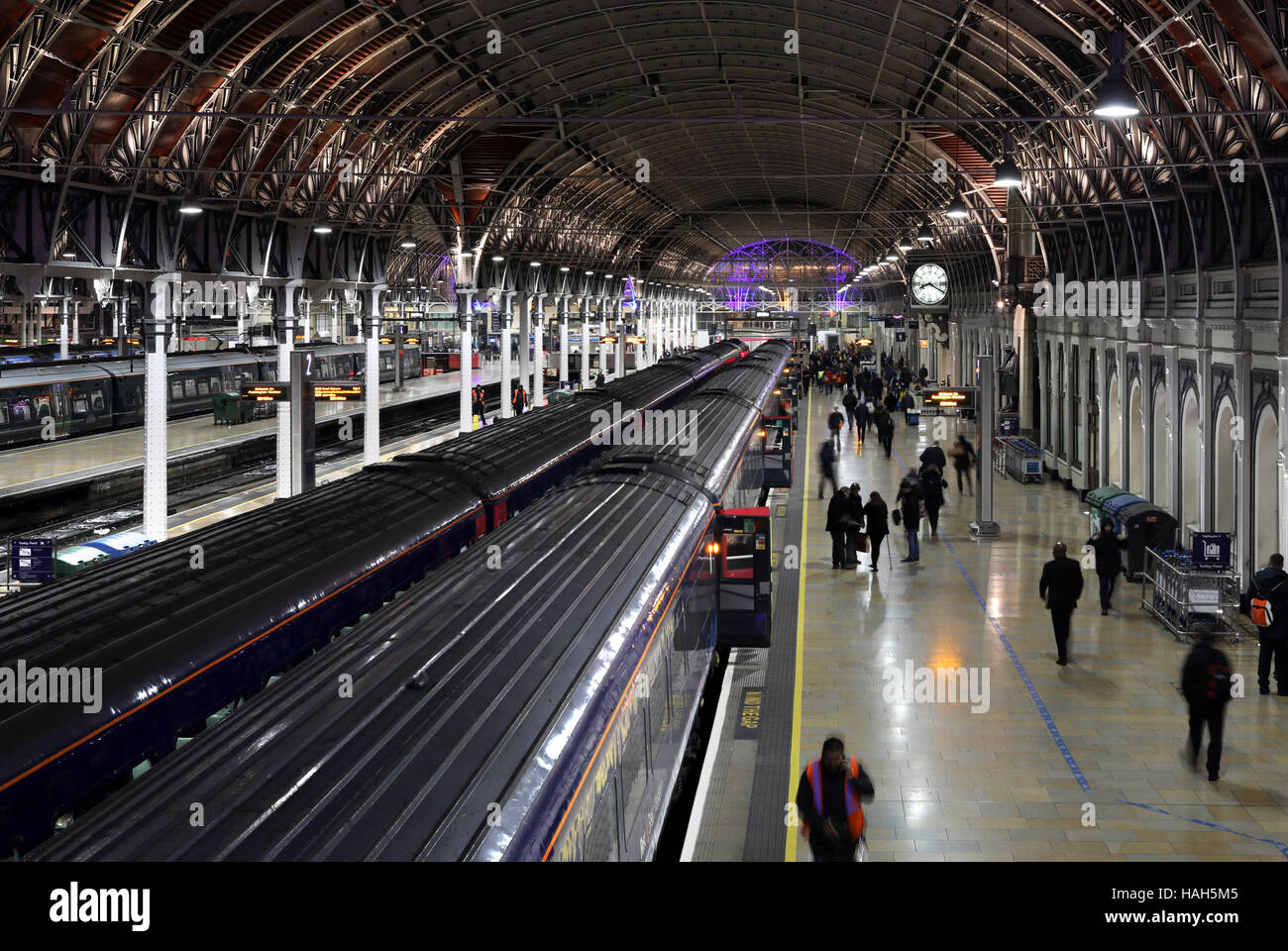 Paddington Station trains platform Stock Photo - Alamy