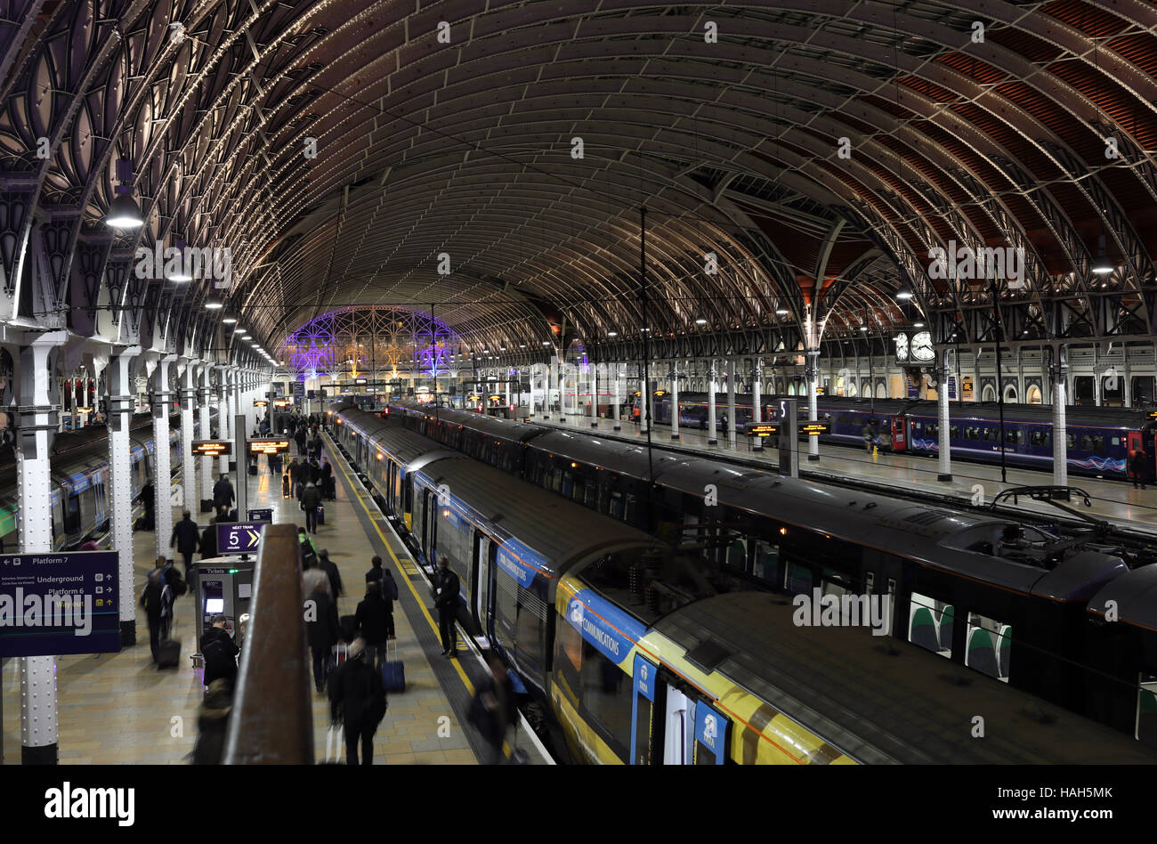 Paddington Station trains platform Stock Photo - Alamy