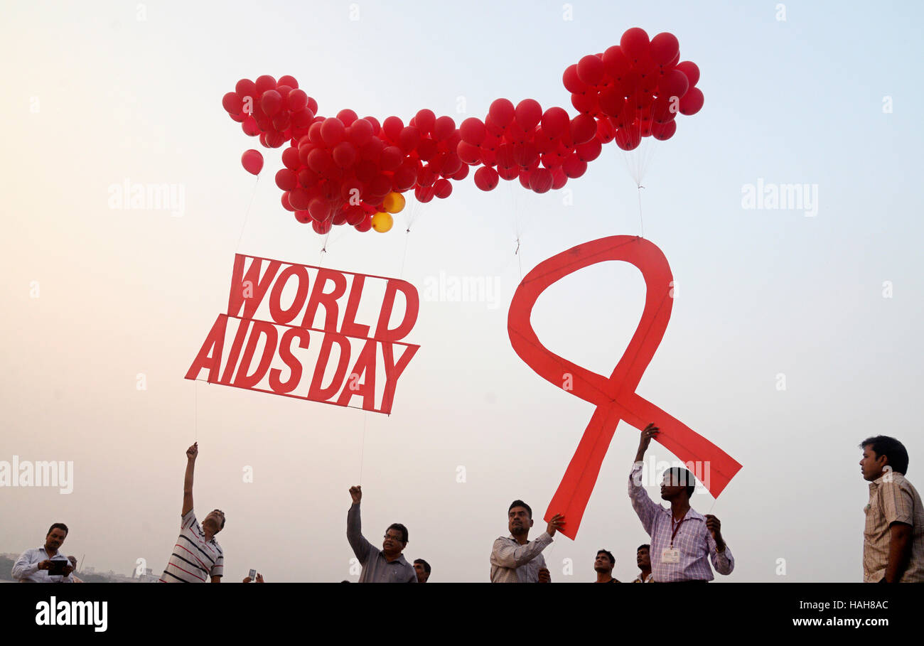 Kolkata, India. 30th Nov, 2016. Social Activist release HIV/AIDS ...