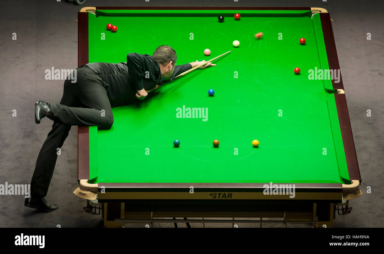 Matthew Stevens in action against Ronnie O'Sullivan during day eight of ...