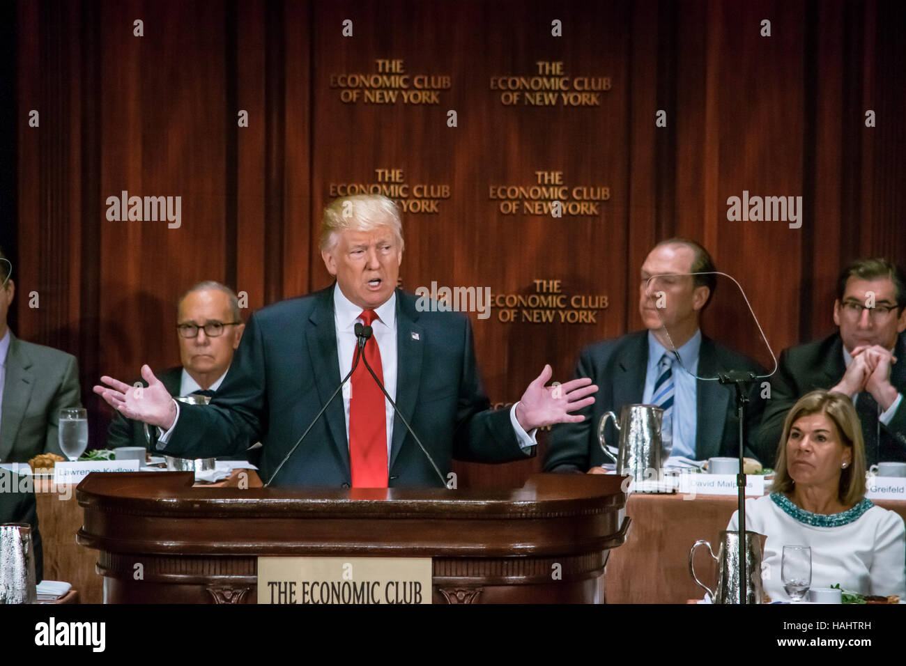 President donald trump standing hi-res stock photography and images - Alamy
