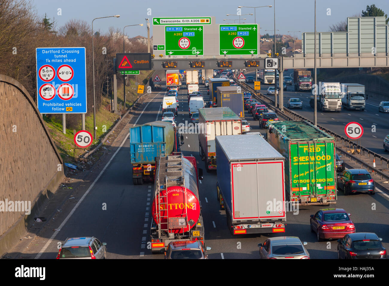 M25 motorway road signs hi-res stock photography and images - Alamy