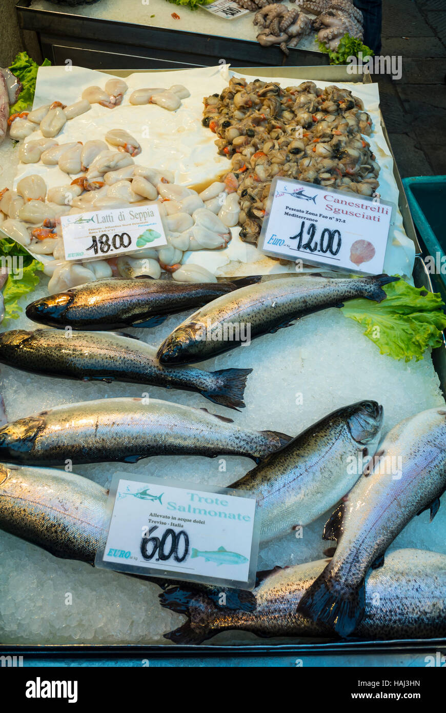 Rialto fish markets market scene hi-res stock photography and images ...