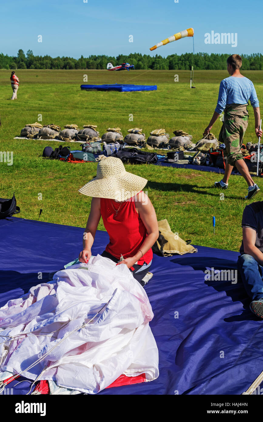 Parachute and aerial screw hi-res stock photography and images - Alamy