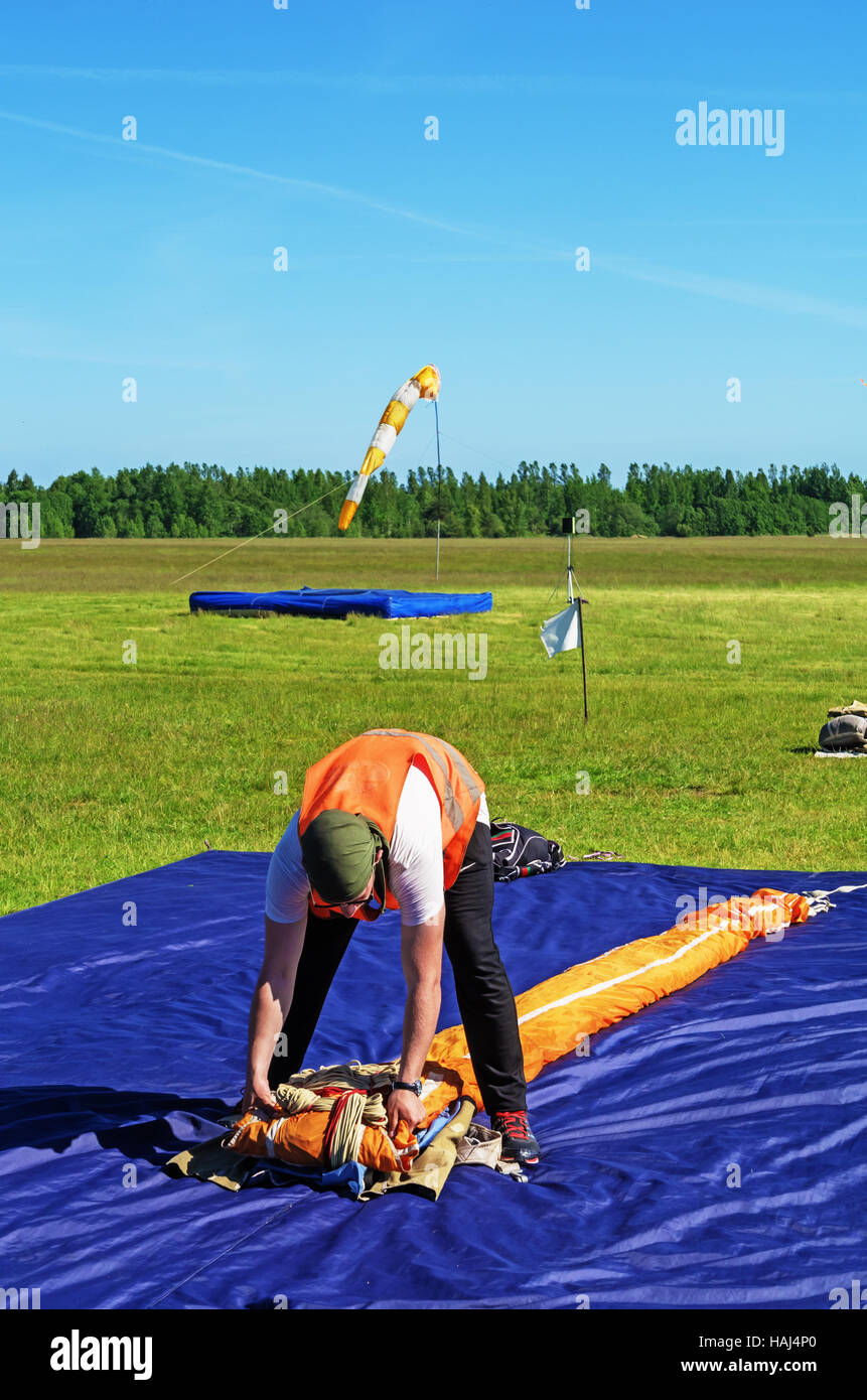Parachute and aerial screw hi-res stock photography and images - Alamy