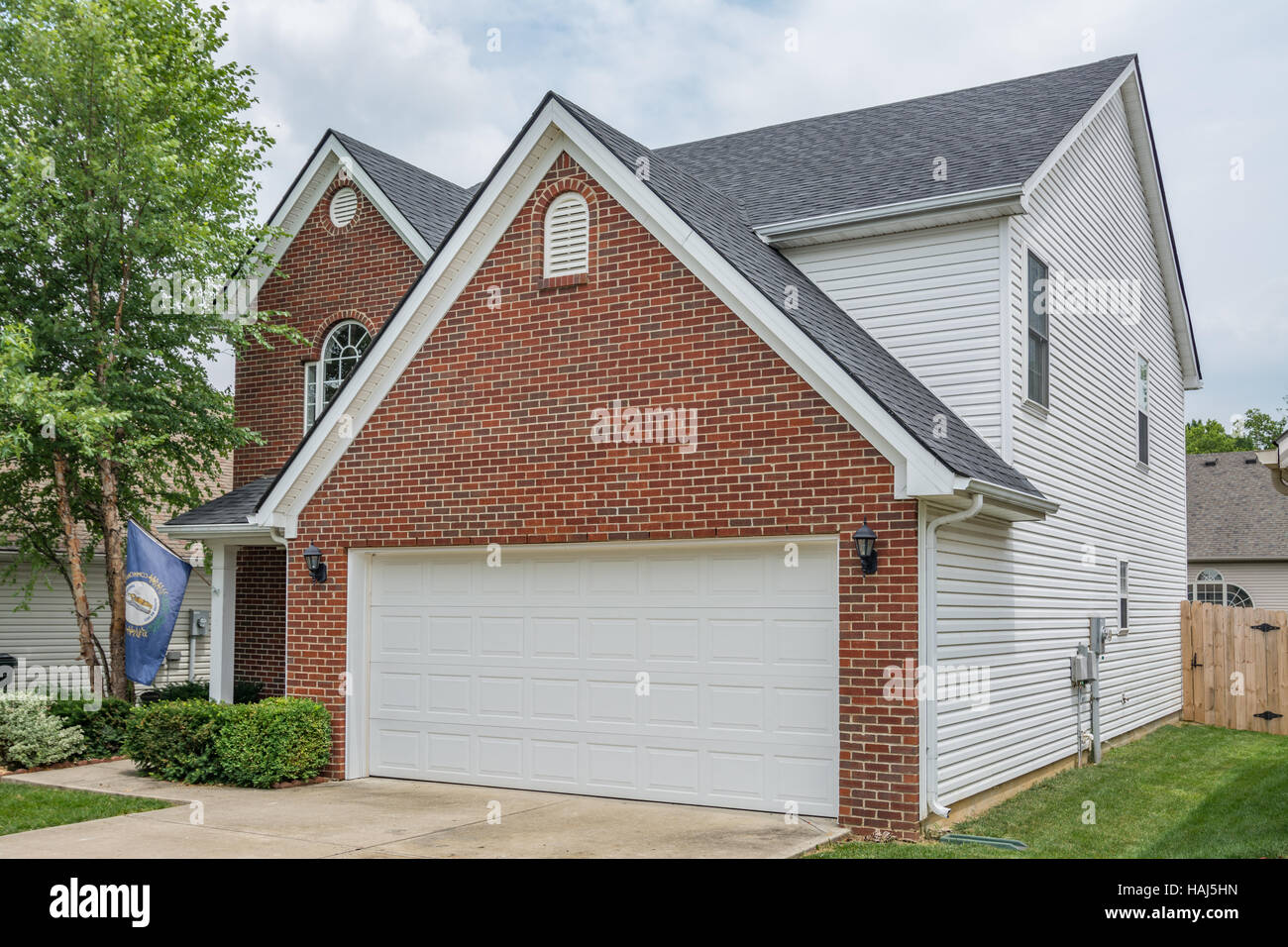 Middle class house exterior hi-res stock photography and images - Alamy