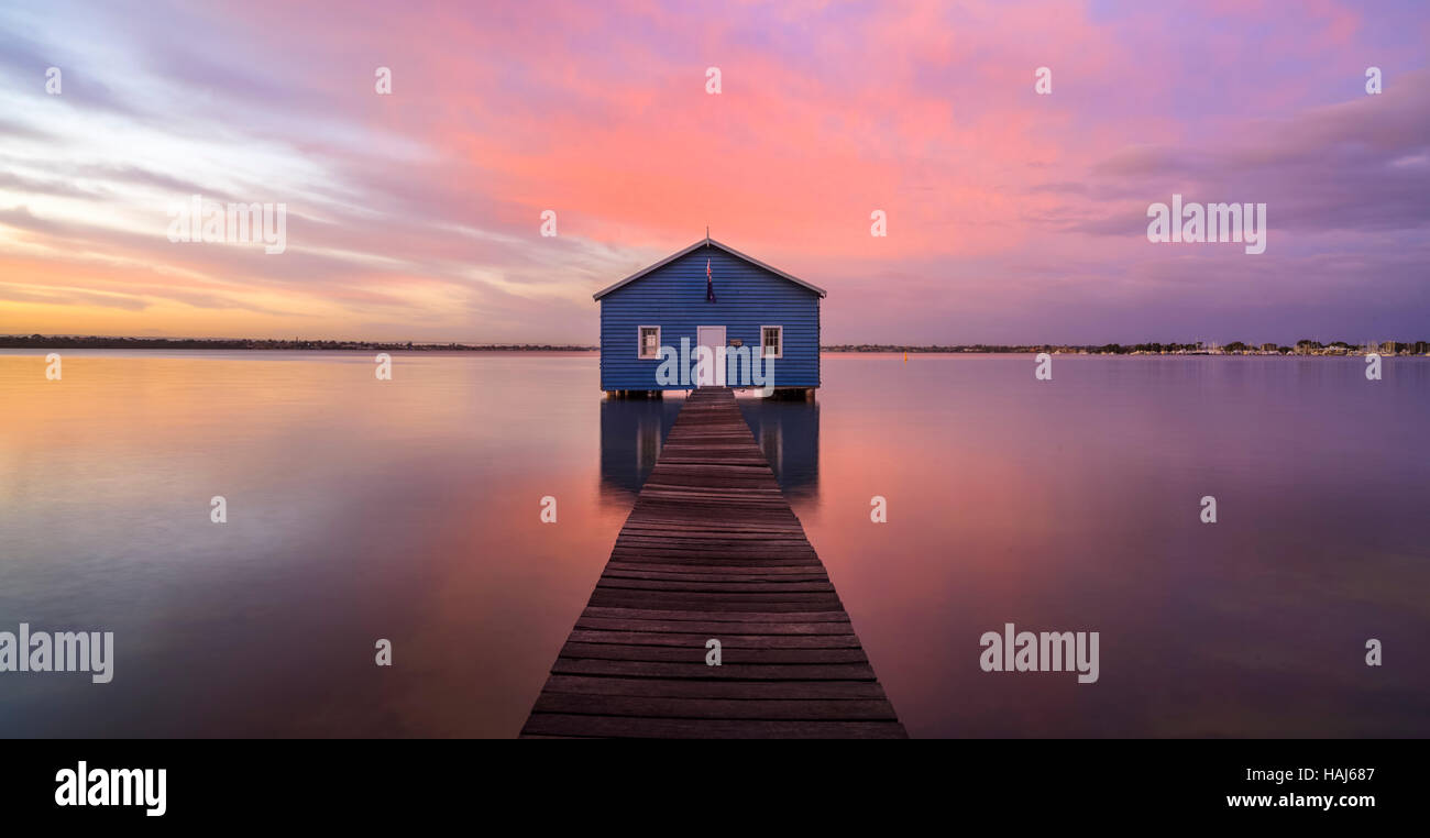 Crawley Edge Boatshed and the Swan River at sunrise. Perth, Australia ...