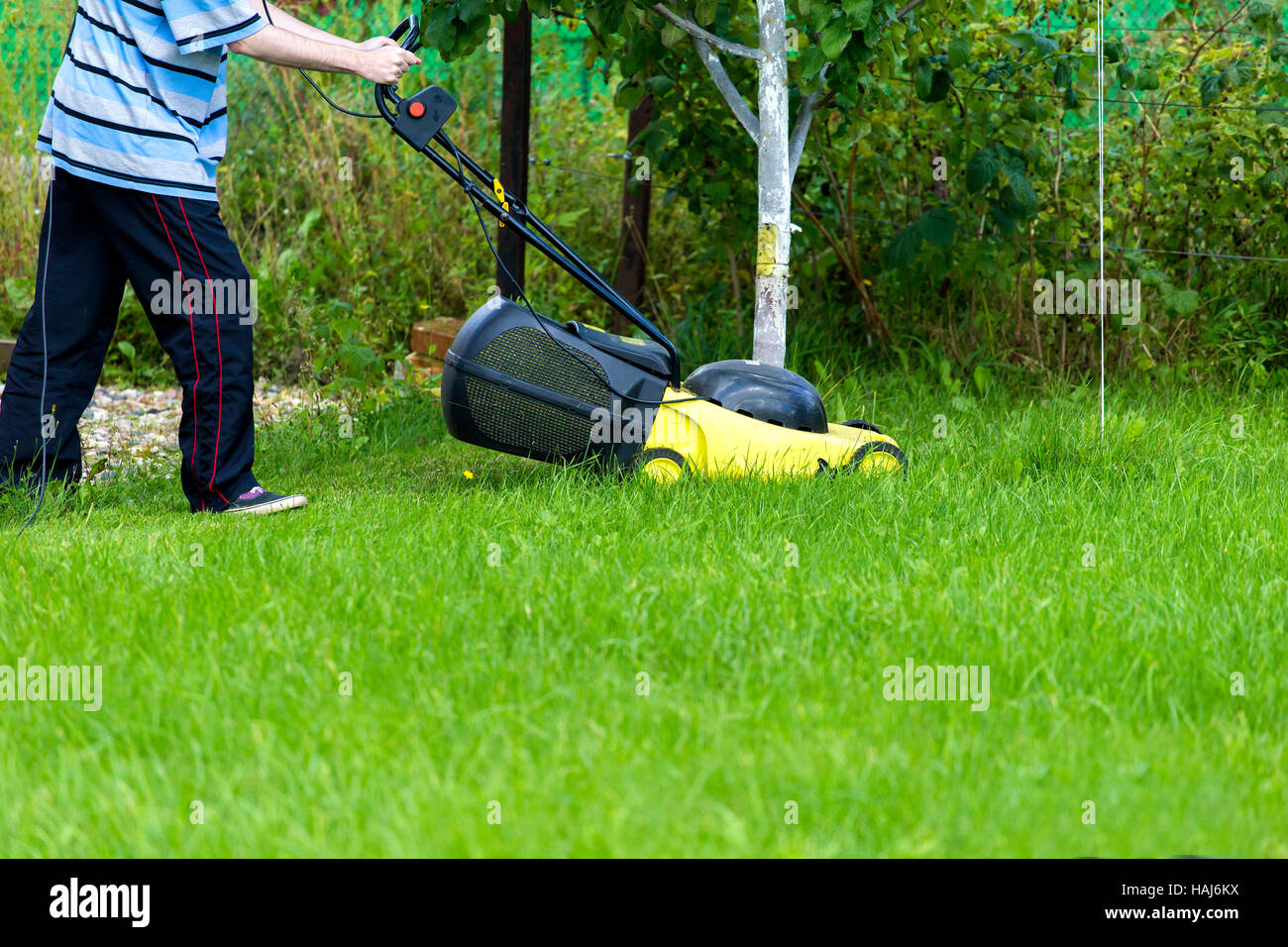 Man using push mower hi-res stock photography and images - Alamy