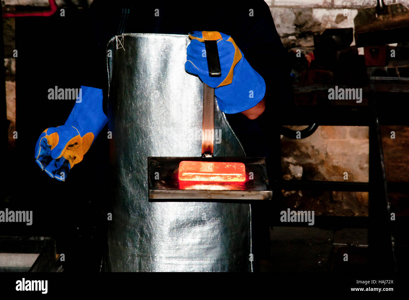 Gold molten bar hi-res stock photography and images - Alamy