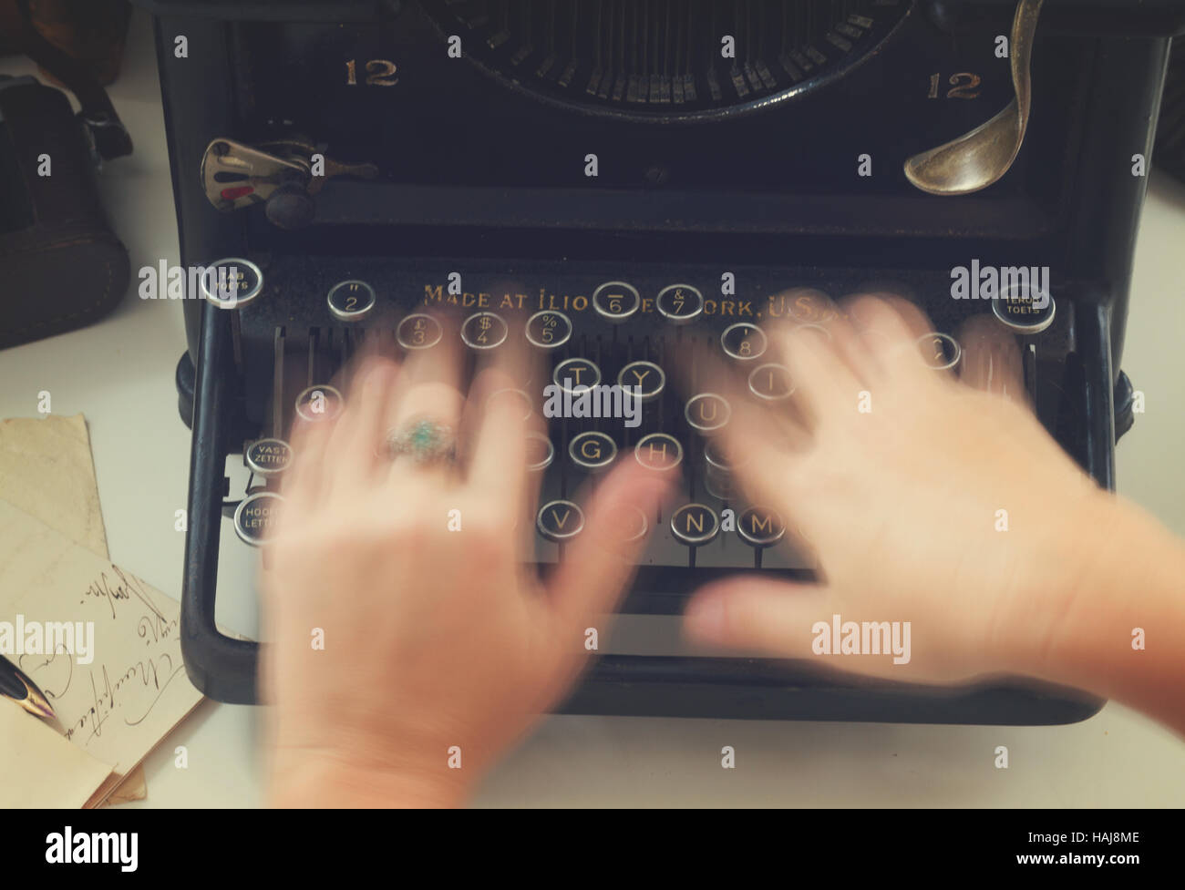 typewriter on table Stock Photo - Alamy