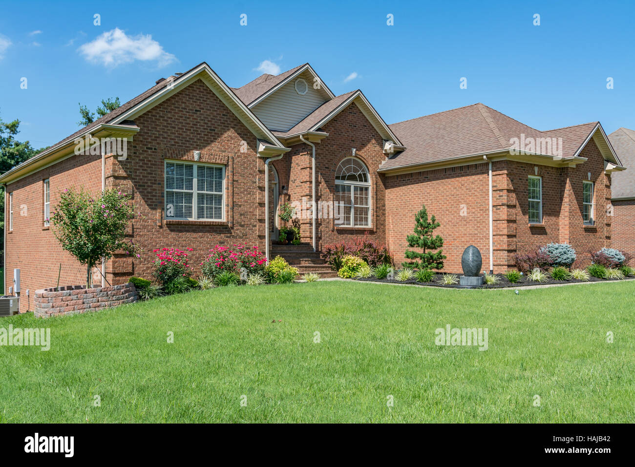 Middle class house exterior hi-res stock photography and images - Alamy