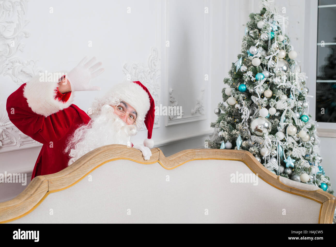 Man peeking behind tree hi-res stock photography and images - Alamy