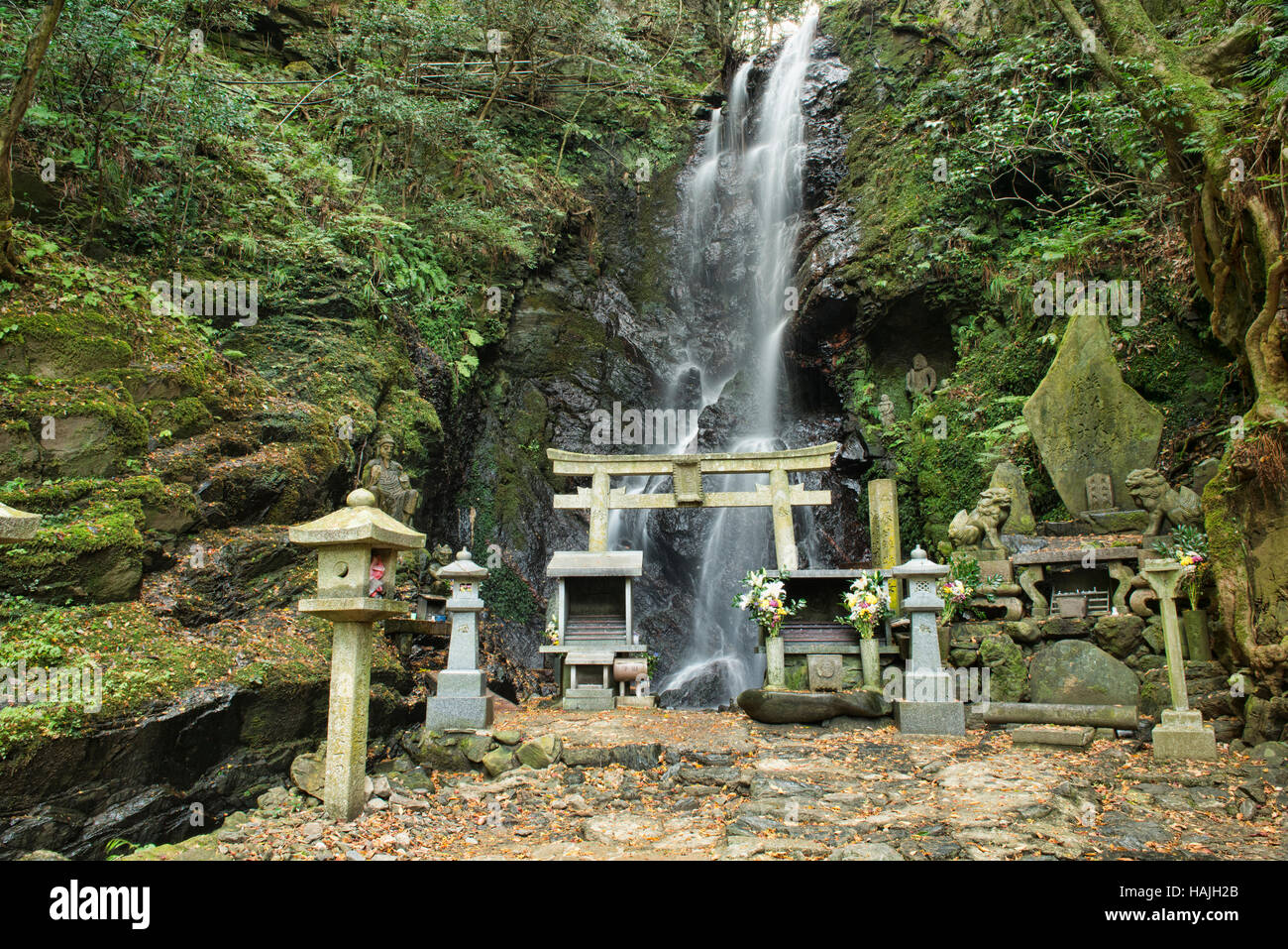 The hidden Kuyanotaki waterfall off the Kyoto Trail, Kyoto Prefecture ...