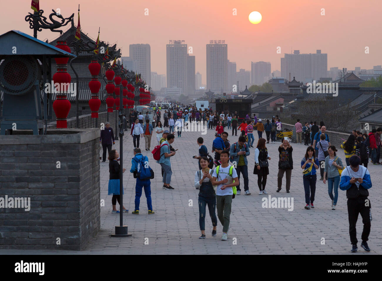 Crowd people sunset city hi-res stock photography and images - Alamy