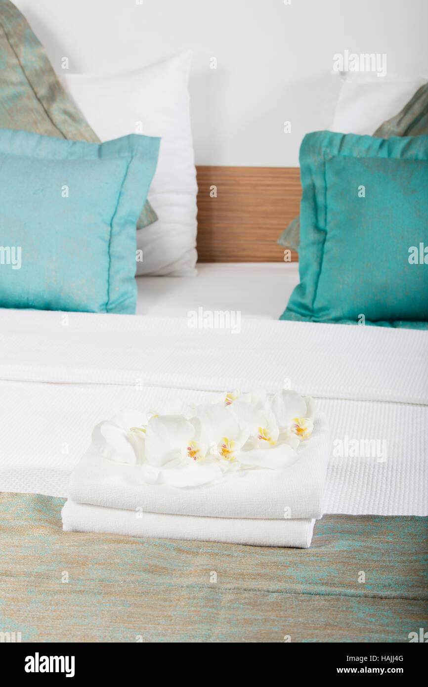 Interior of a double bed hotel room Stock Photo - Alamy