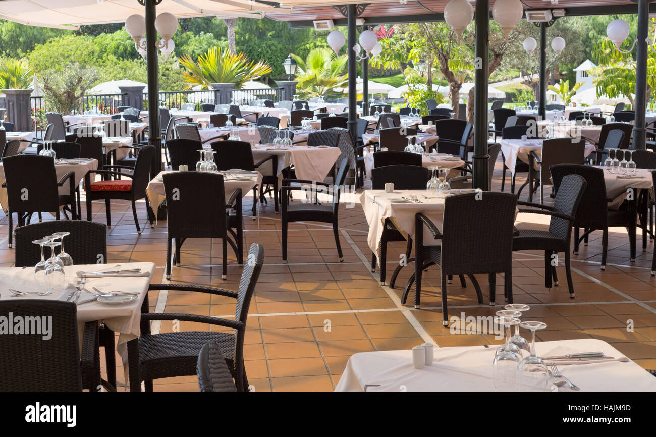 Outdoor café under canopy hi-res stock photography and images - Alamy