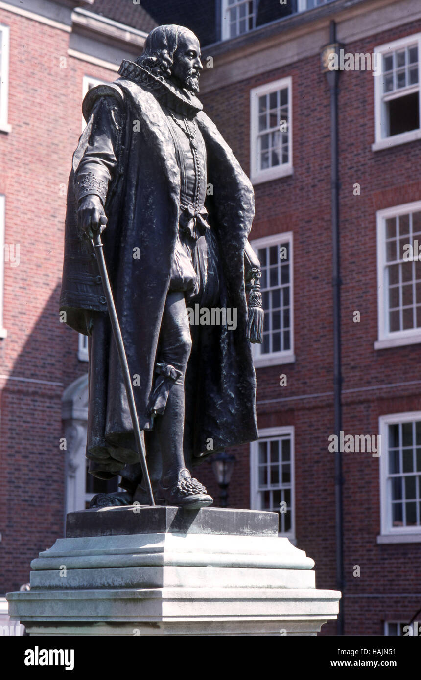 Francis bacon statue london hi-res stock photography and images - Alamy