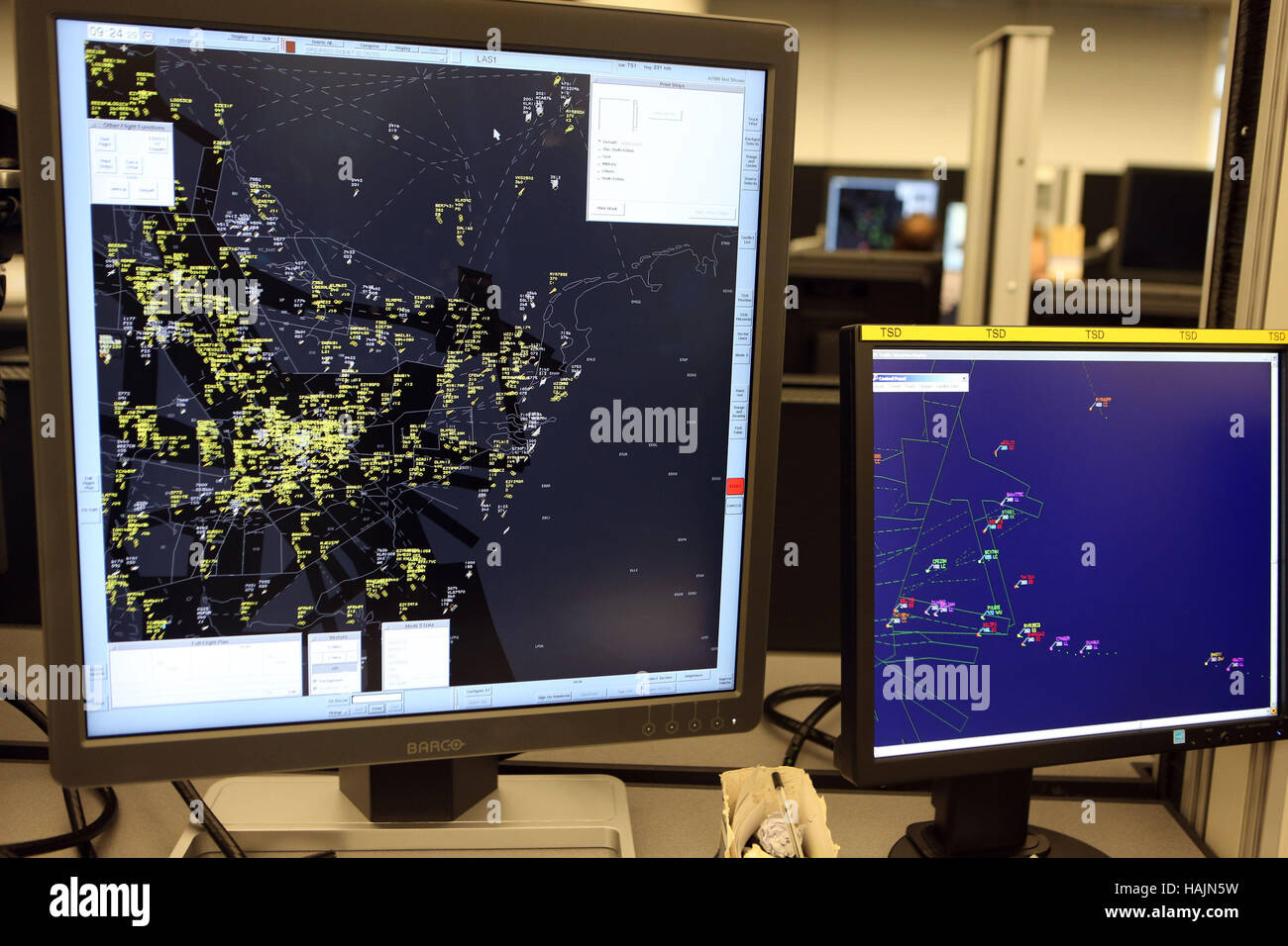 Air traffic control radar screen hi-res stock photography and images ...