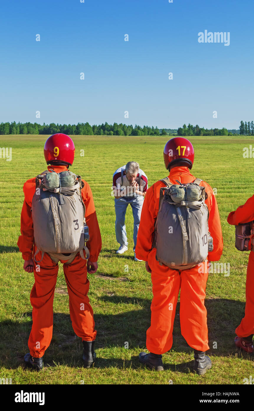 Parachutists - 2015.Instructor and parachutists Stock Photo - Alamy