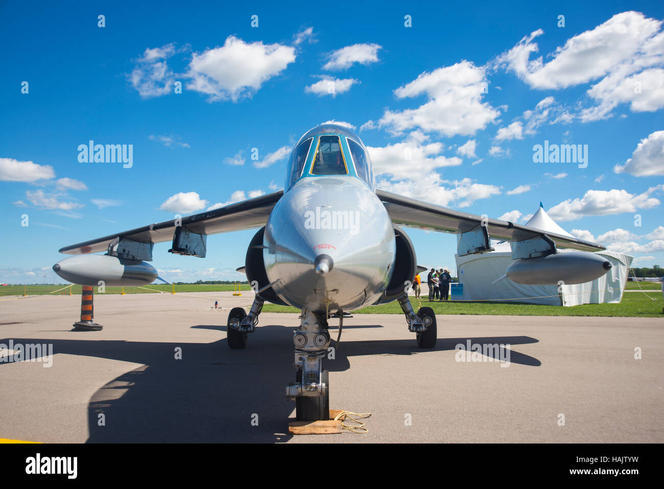 Jet fighter airplane frontal hi-res stock photography and images - Alamy