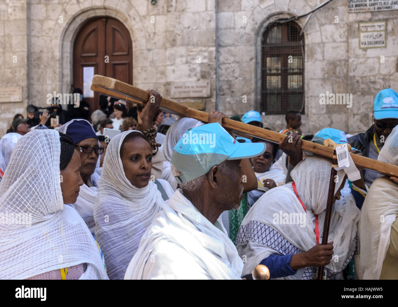 Pilgrims carrying cross in jerusalem hi-res stock photography and ...