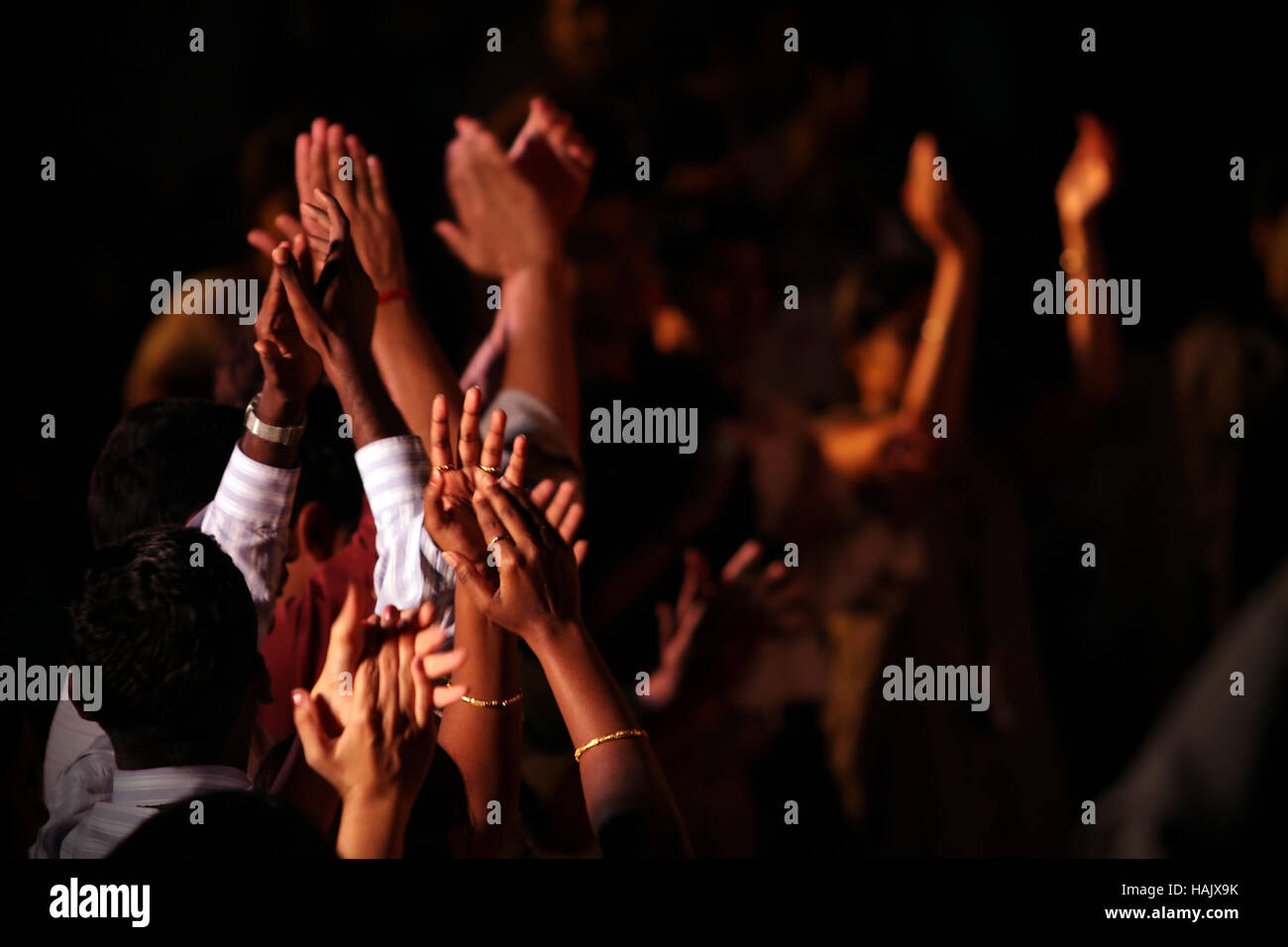 Audience applauding a stage performance Stock Photo - Alamy