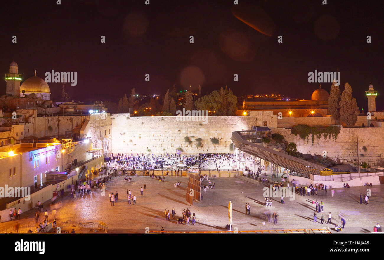 JERUSALEM, ISRAEL - SEPTEMBER 21, 2015: Scene of the western wall ...
