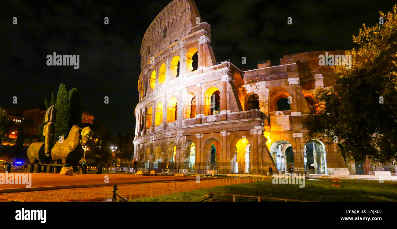 Colosseum in Rome - beautifully illuminated at night - Colosseo di Roma ...