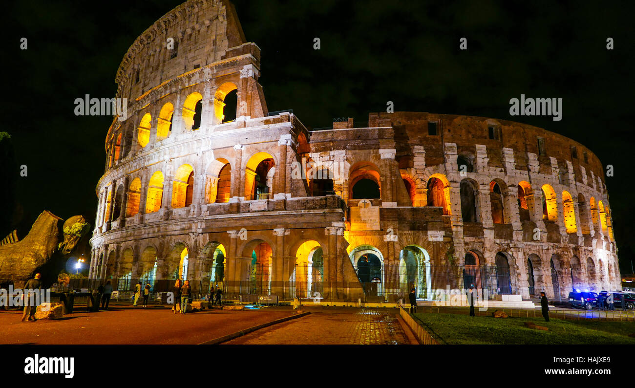 Colosseum in Rome - beautifully illuminated at night - Colosseo di Roma ...