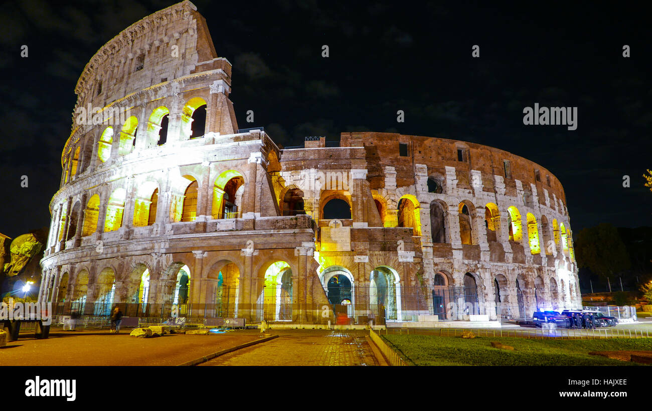 Colosseum in Rome - beautifully illuminated at night - Colosseo di Roma ...