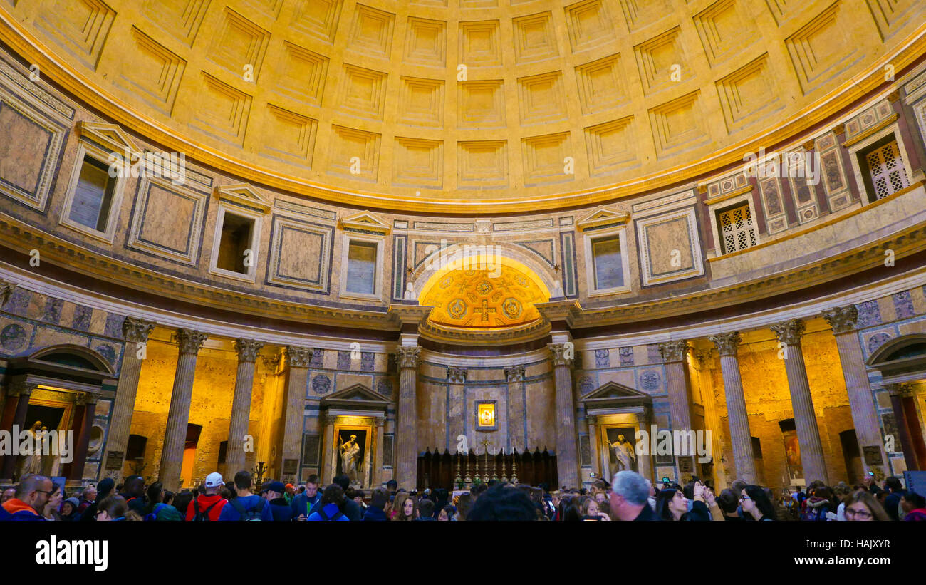 The amazing dome of the Pantheon in Rome Stock Photo - Alamy