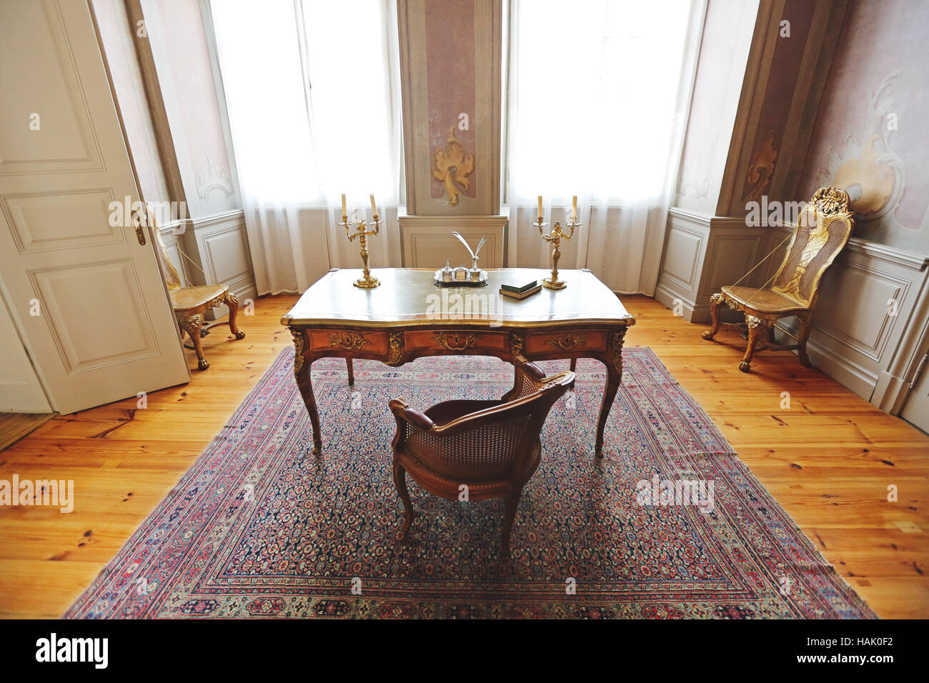 Old style interior design hi-res stock photography and images - Alamy